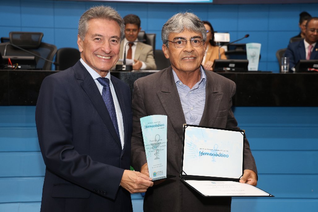 Roberto Hashioka homenageia farmacêutico Carlos Modesto Cabreira em ...